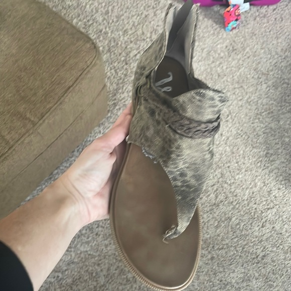 Very G | Shoes | Very G Cheetah Print Sandals Taupe | Poshmark